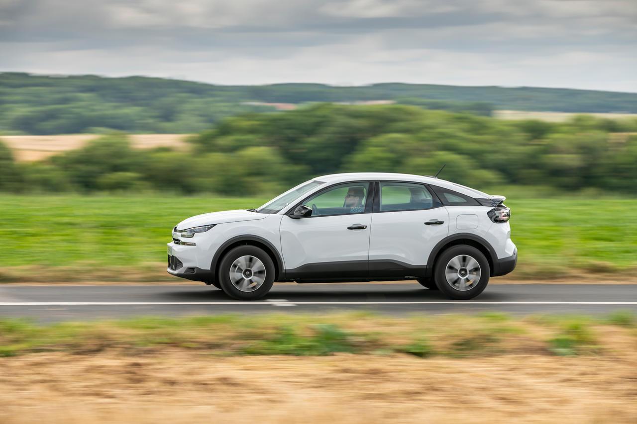 Photo 3 - Citroën C4 hybride 110 vue roulant profil - Essai Citroën C4 ...