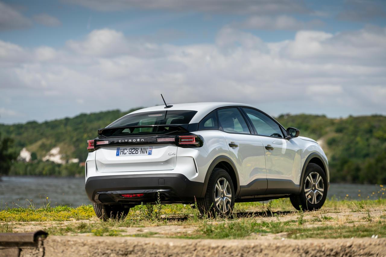 Photo 7 - Citroën C4 hybride 110 vue statique arrière - Essai Citroën ...