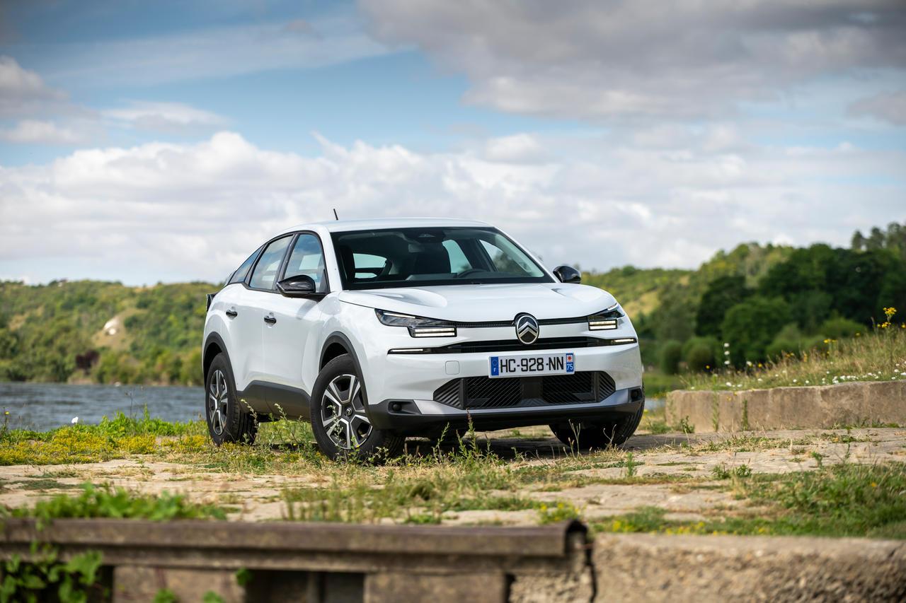 Photo 6 - Citroën C4 hybride 110 vue statique avant - Essai Citroën C4 ...