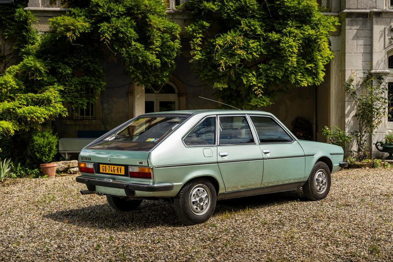 Photo 7 - Hayon Renault 30. - Essai rétro Renault 30 V6 : une quinqua pas vraiment rouillée