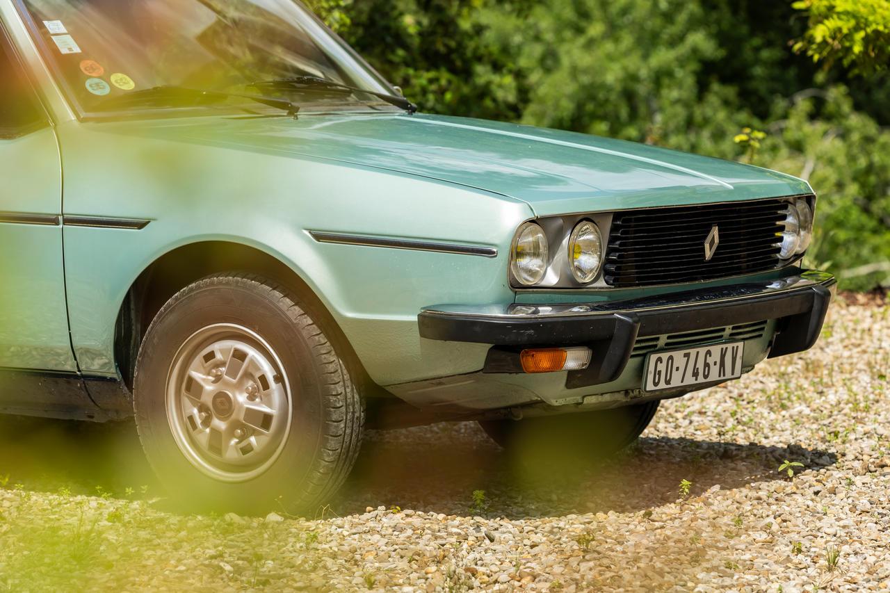 Photo 8 - phares Renault 30 - Essai rétro Renault 30 V6 : une quinqua pas vraiment rouillée