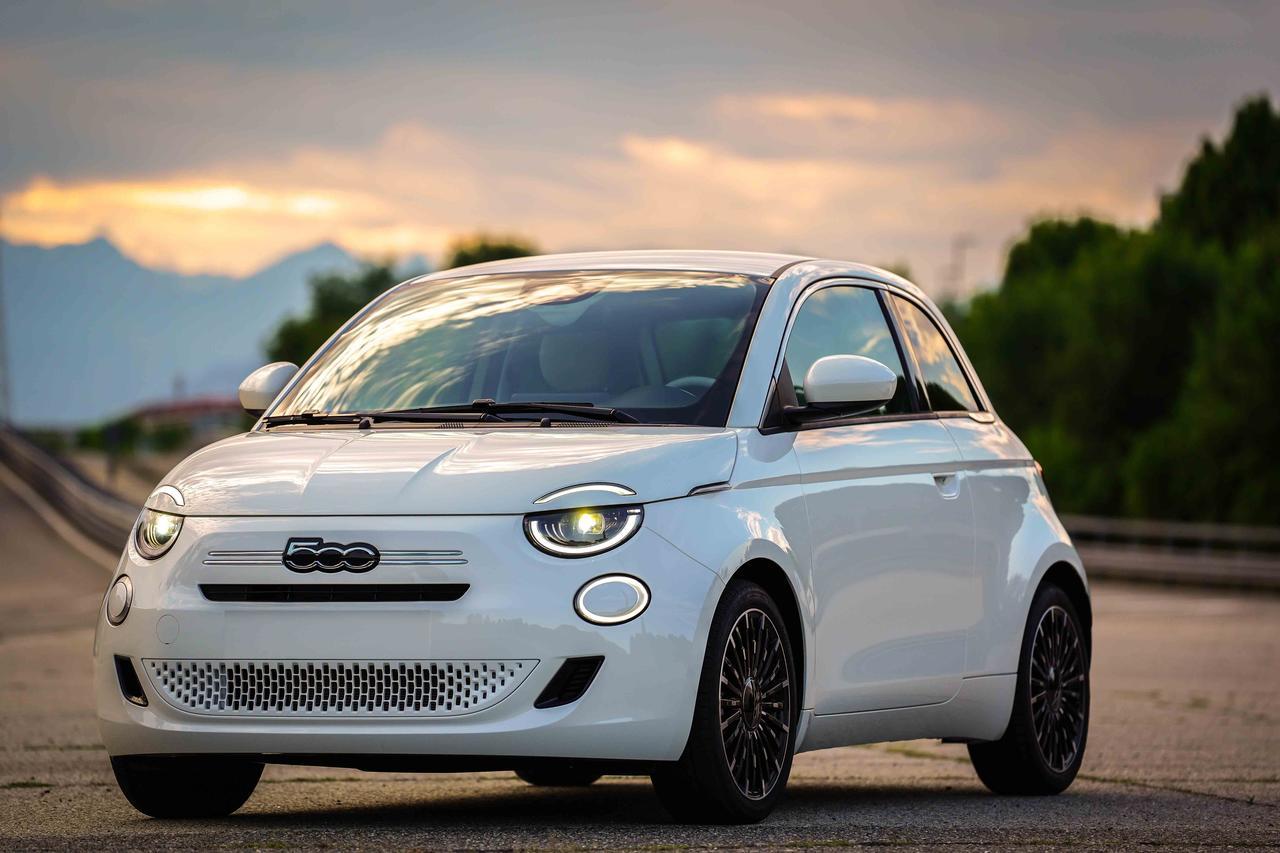 Photo 3 - La 500 Hybrid sera lancée en novembre. - Fiat 500 Hybrid ...