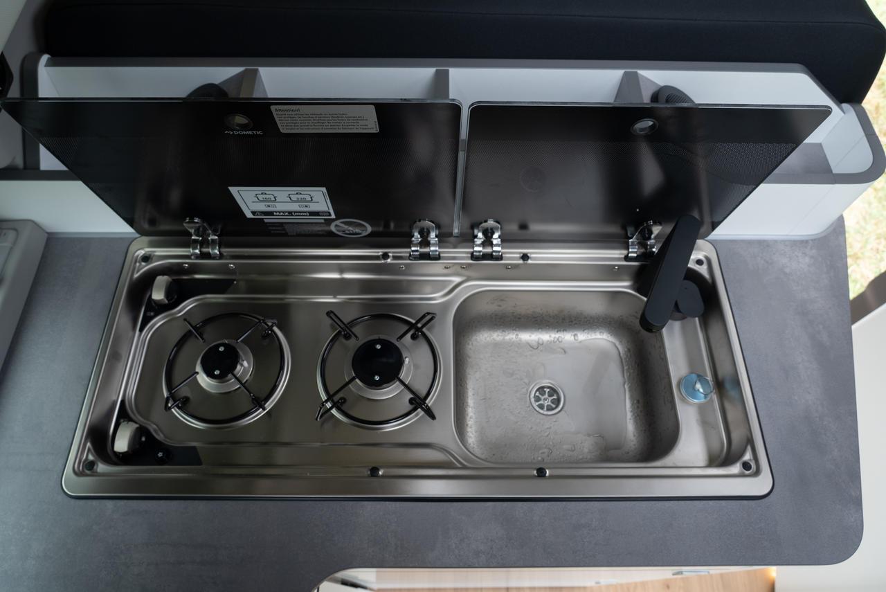 Photo 10 - La cuisine offre deux feux et un évier. Le robinet propose ...