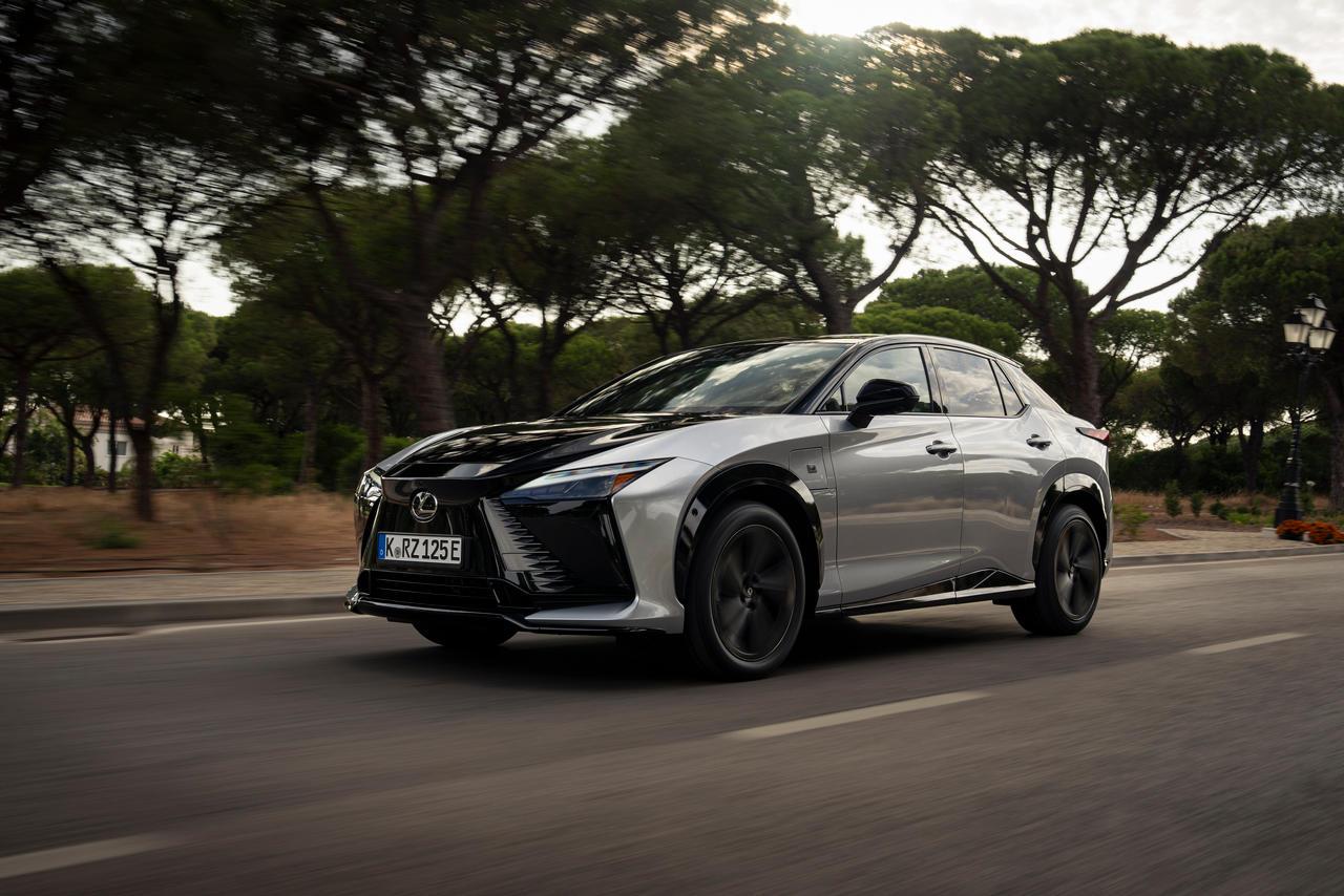 Photo 7 - Lexus RZ 550e 2026 vue avant sur route - Essai Lexus RZ 550e ...