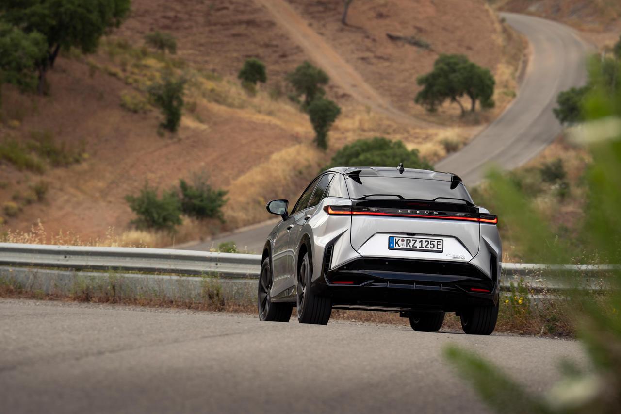 Diaporama et photos - Essai Lexus RZ 550e (2026). Le SUV qui ne se ...