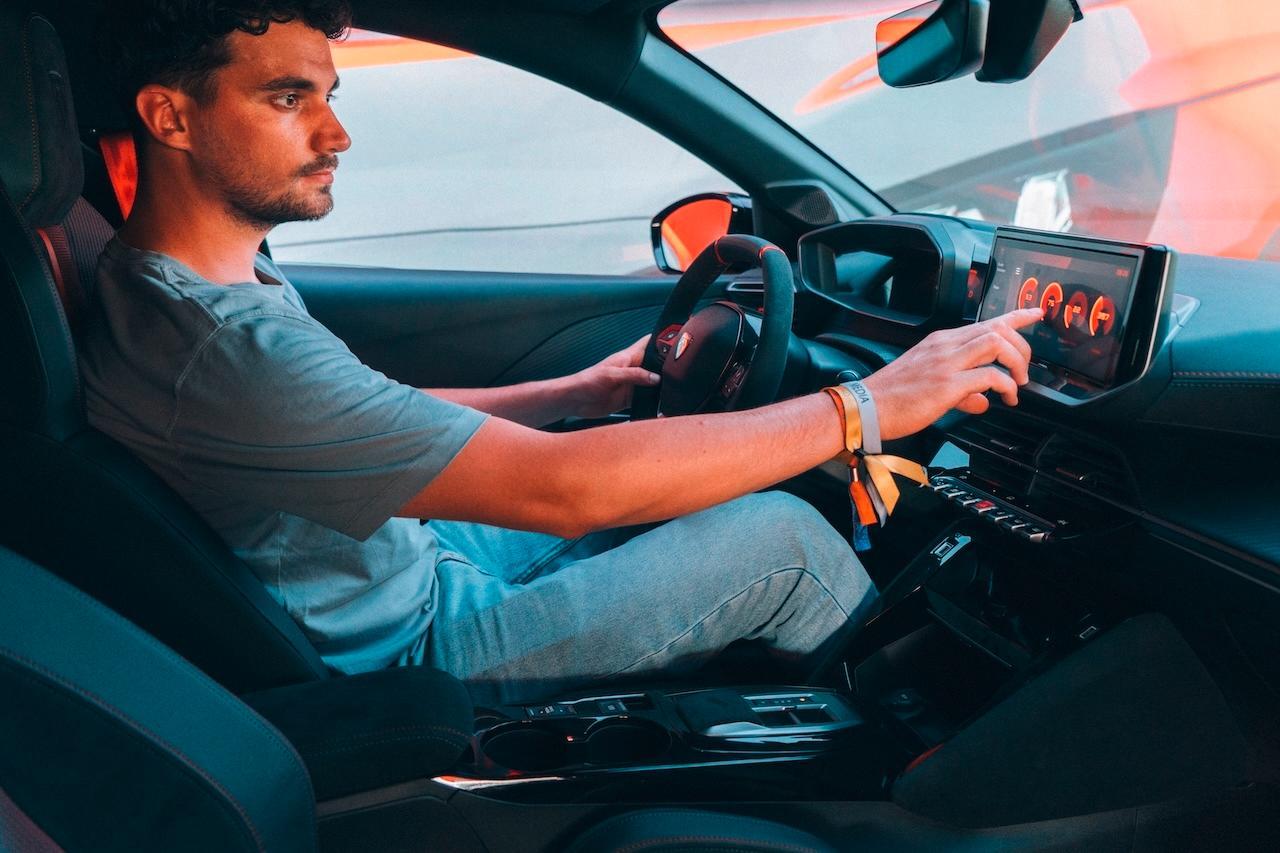 Photo 5 - La Peugeot e-208 profite d'un volant en cuir perforé et en ...