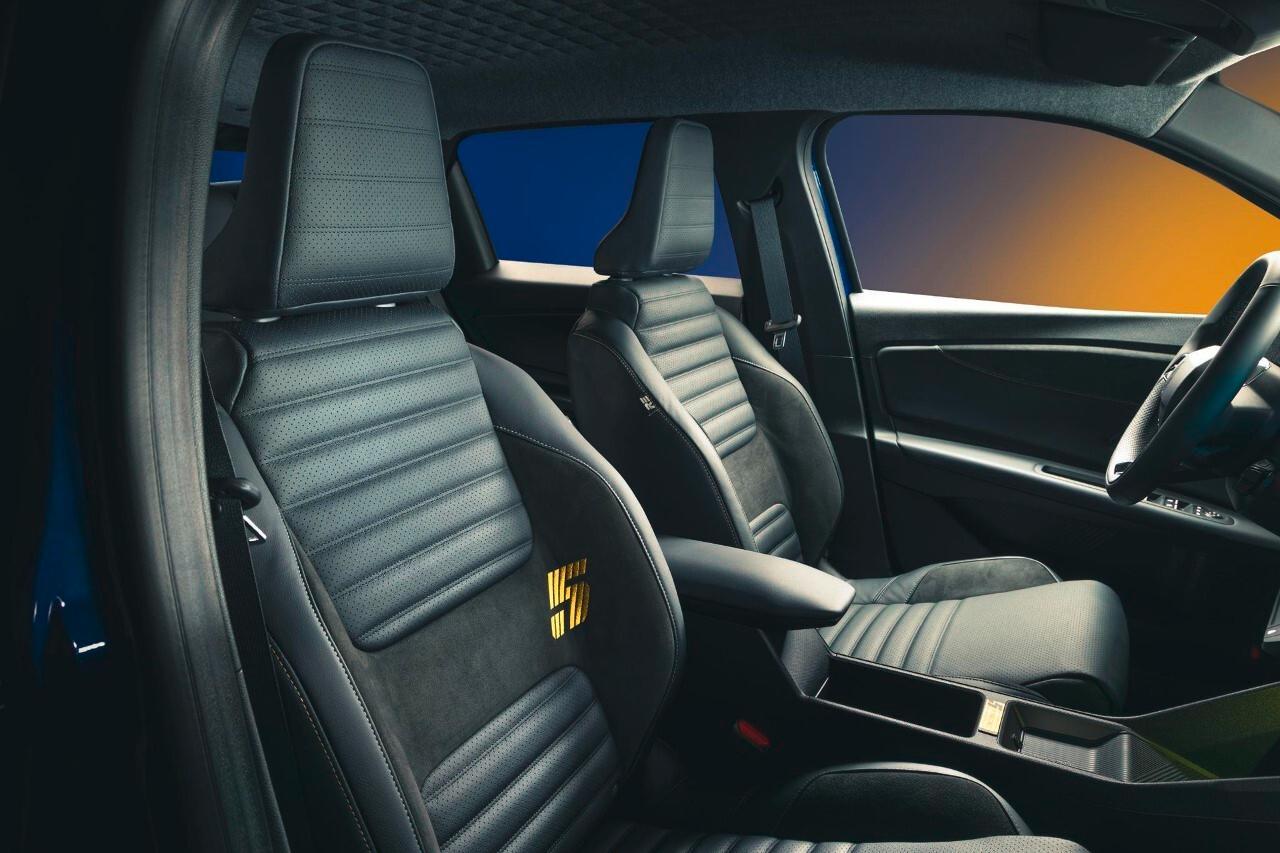 Photo 7 - les sièges avant sont ornés d'un 5 doré. - Renault 5 E-Tech ...