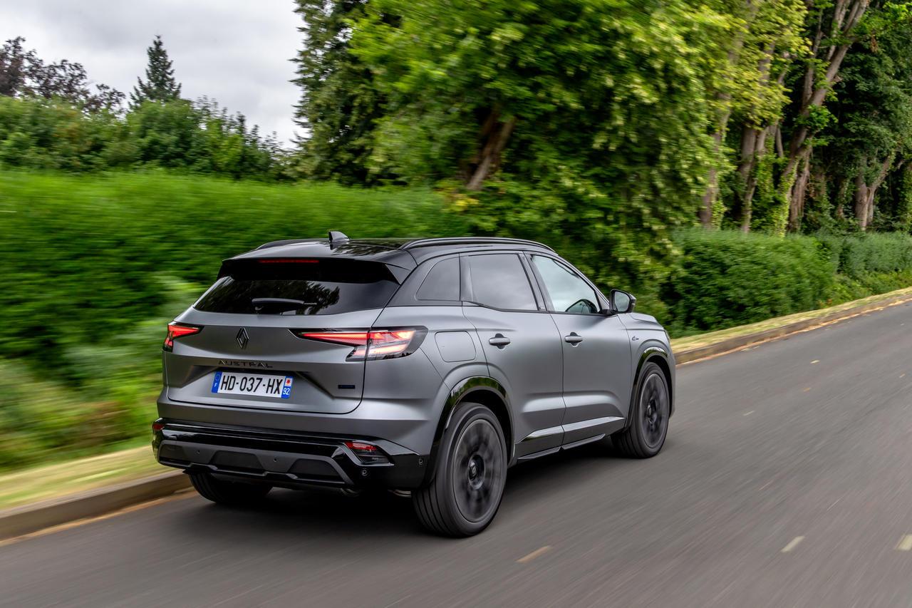 Photo 23 - Renault Austral restylé Esprit Alpine vue arriere sur route ...