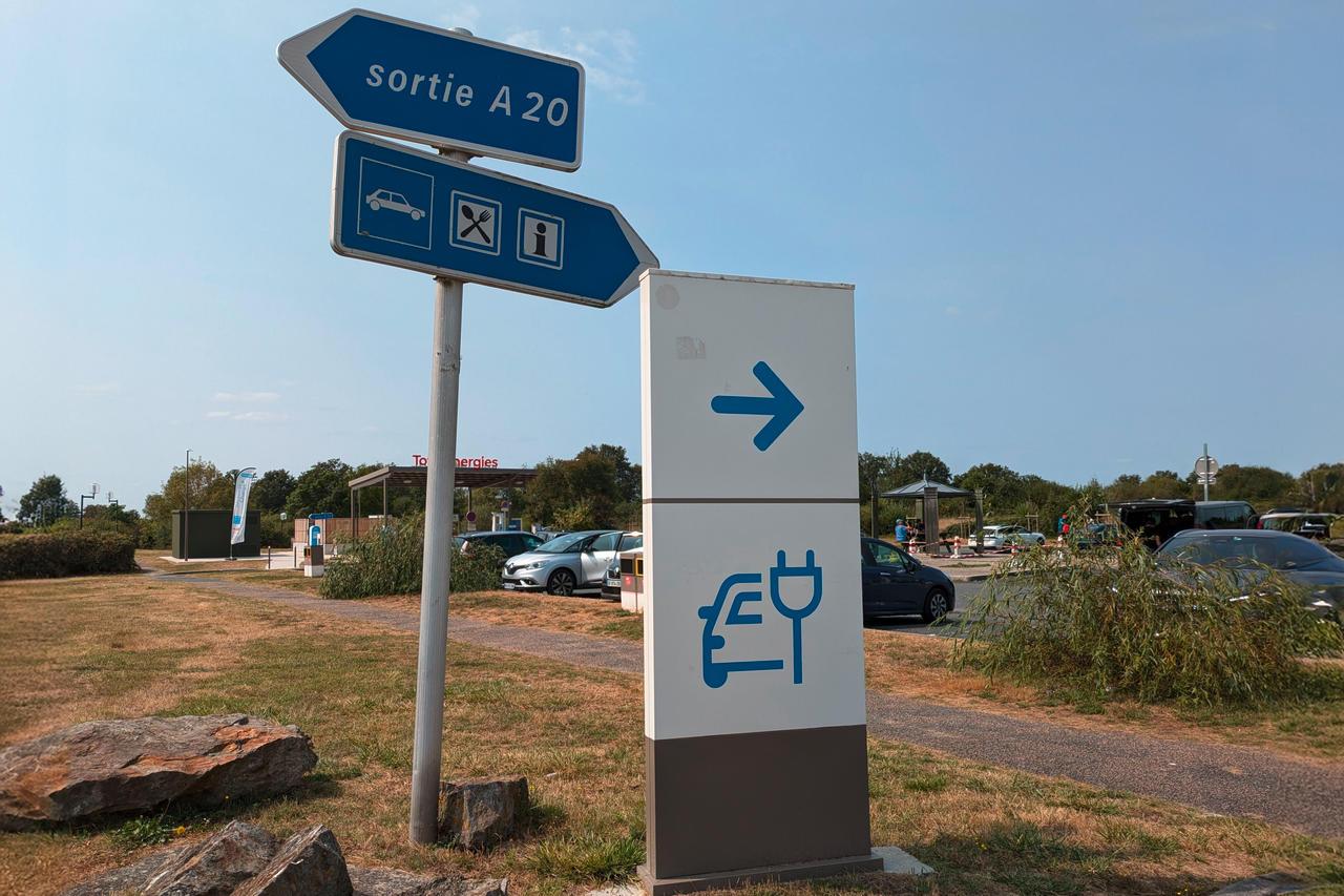 Photo 4 - La présence, l'état et les performances de bornes de recharge ...