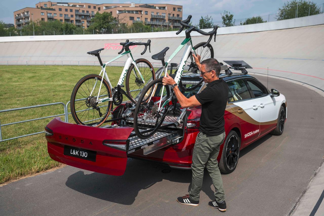 Photo 3 - skoda superb combi hybride L&K 130 - Skoda L&K 130 : on a ...