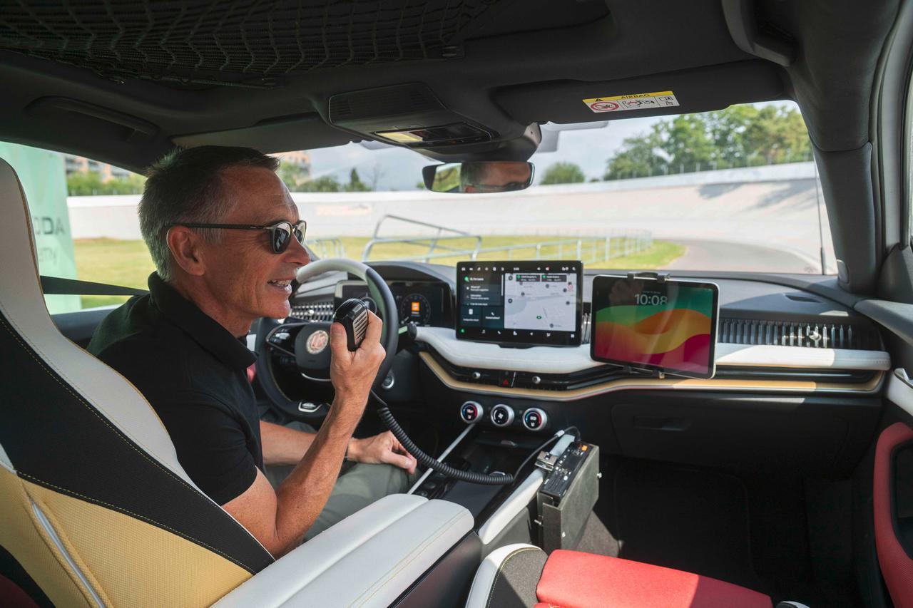 Photo 8 - skoda superb combi hybride L&K 130 - Skoda L&K 130 : on a ...