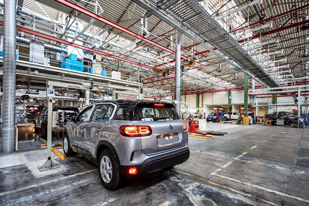 Photo 2 - usine stellantis rennes la janais - Stellantis essuie plus de ...