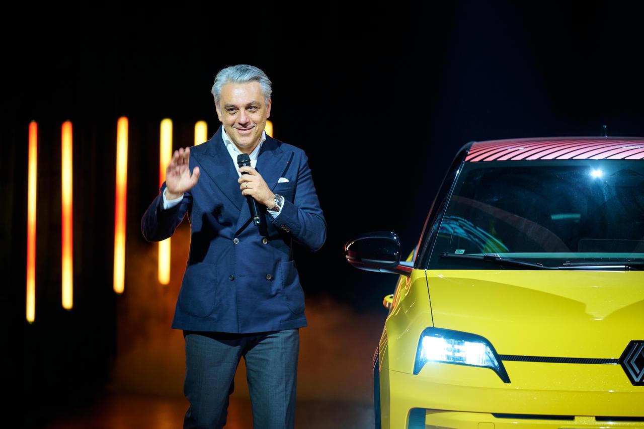 Photo 3 - luca de meo ceo renault group r5 e tech jaune trophees argus ...