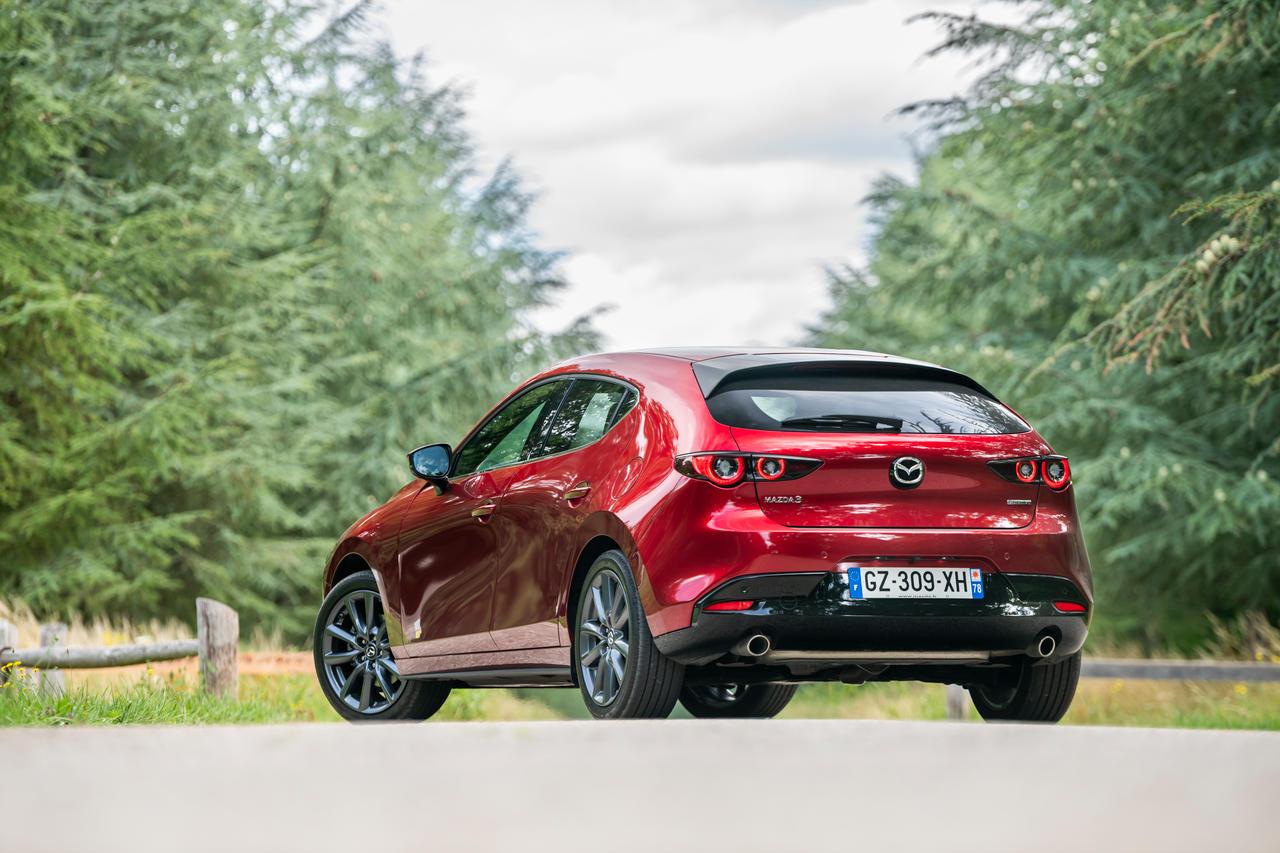 Photo 8 - Statique 3/4 arrière Mazda 3 - Essai Mazda 3 2.5 E-Skyactiv G ...