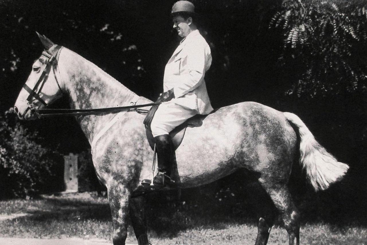 Photo 6 - Ettore Bugatti sur Brouillard, son cheval préféré. - Bugatti ...