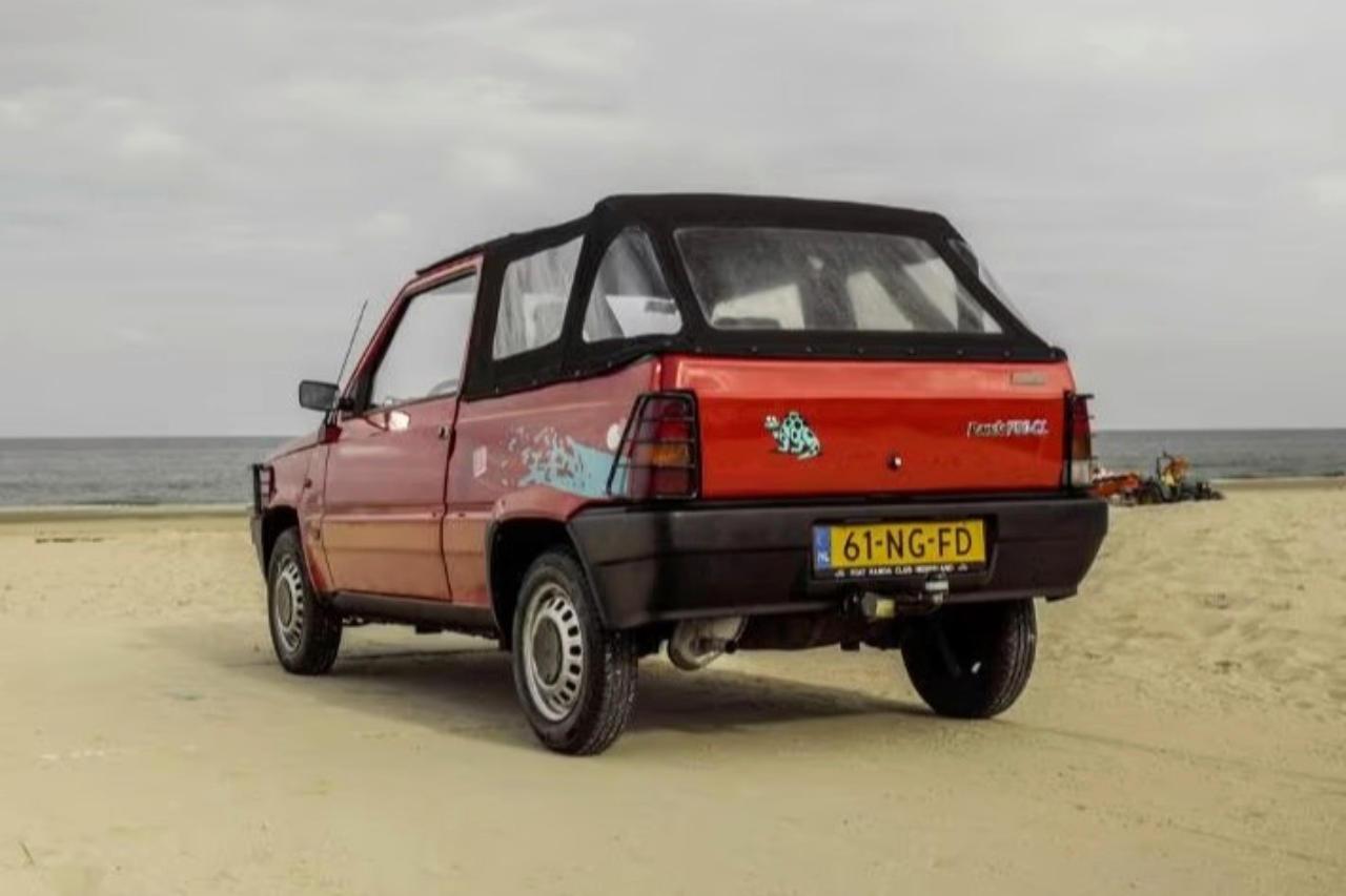 Photo 4 - La capote souple intègre une lunette arrière et des vitres ...