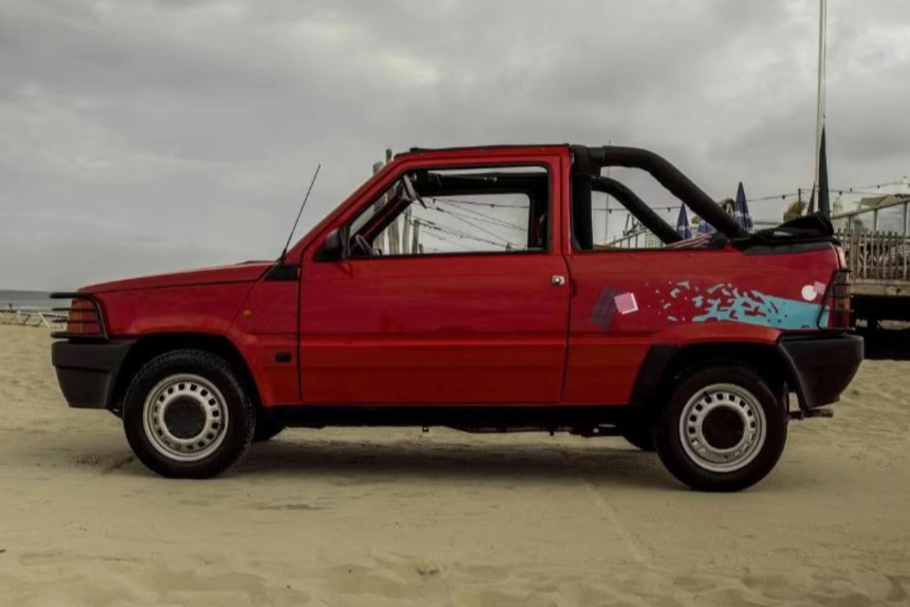 Photo 5 - Un arceau est positionné derrière les places avant et intègre ...