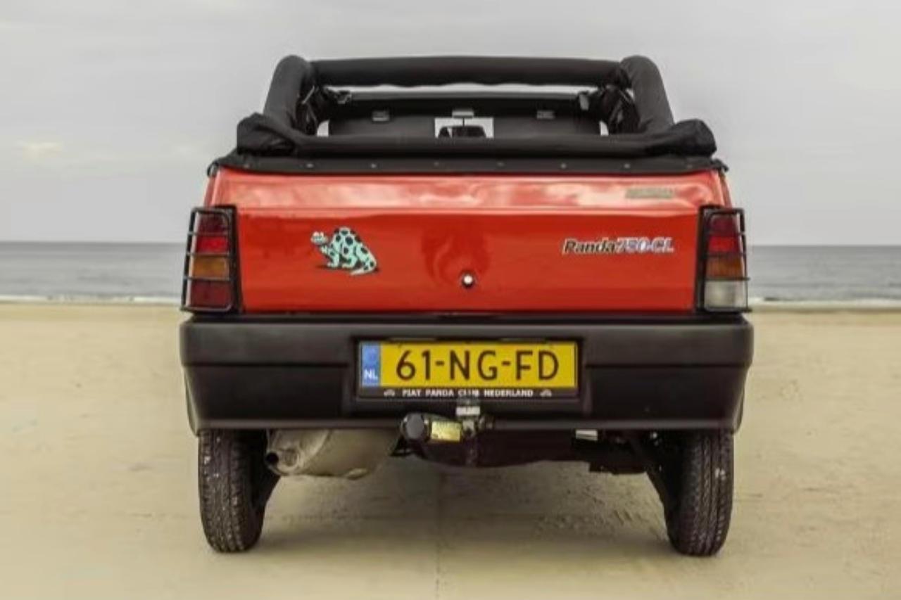 Photo 7 - La capote souple vient se replier au sommet du coffre. - Une ...