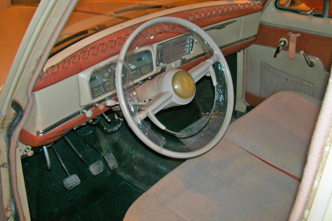 Photo 3 - L'instrumentation se révélait plutôt complète. - Peugeot 403 ...