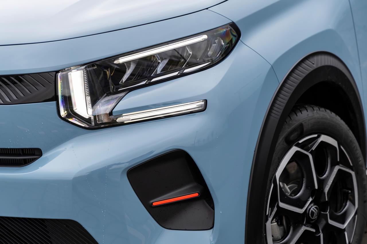 Photo 11 - Citroën ë-C3 phare avant - Essai comparatif. La Citroën C3 ...