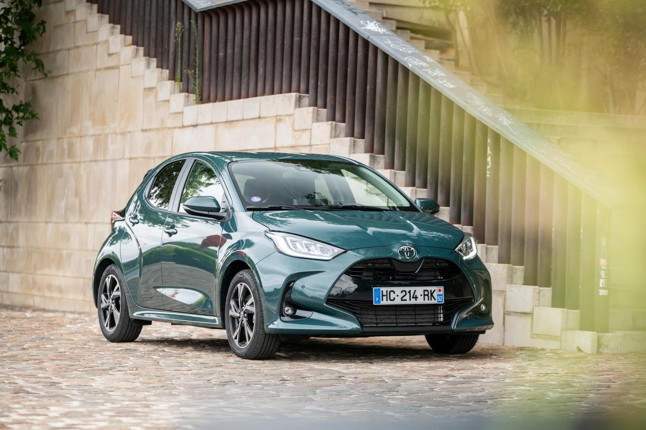 Toyota Yaris (2025). La citadine hybride modifie sa gamme et augmente ...