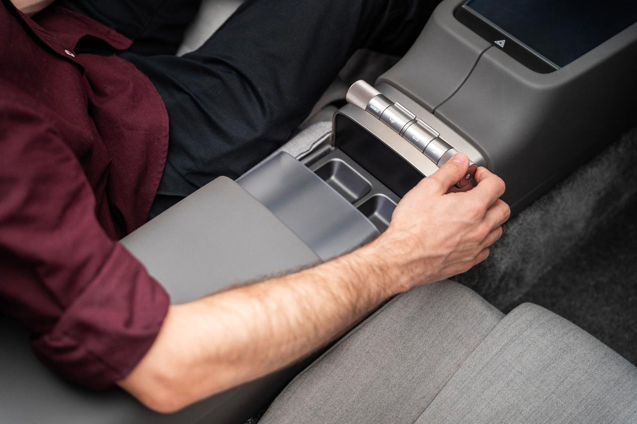 Photo 18 - Le rangement central s'ouvre ou se ferme électriquement via ...