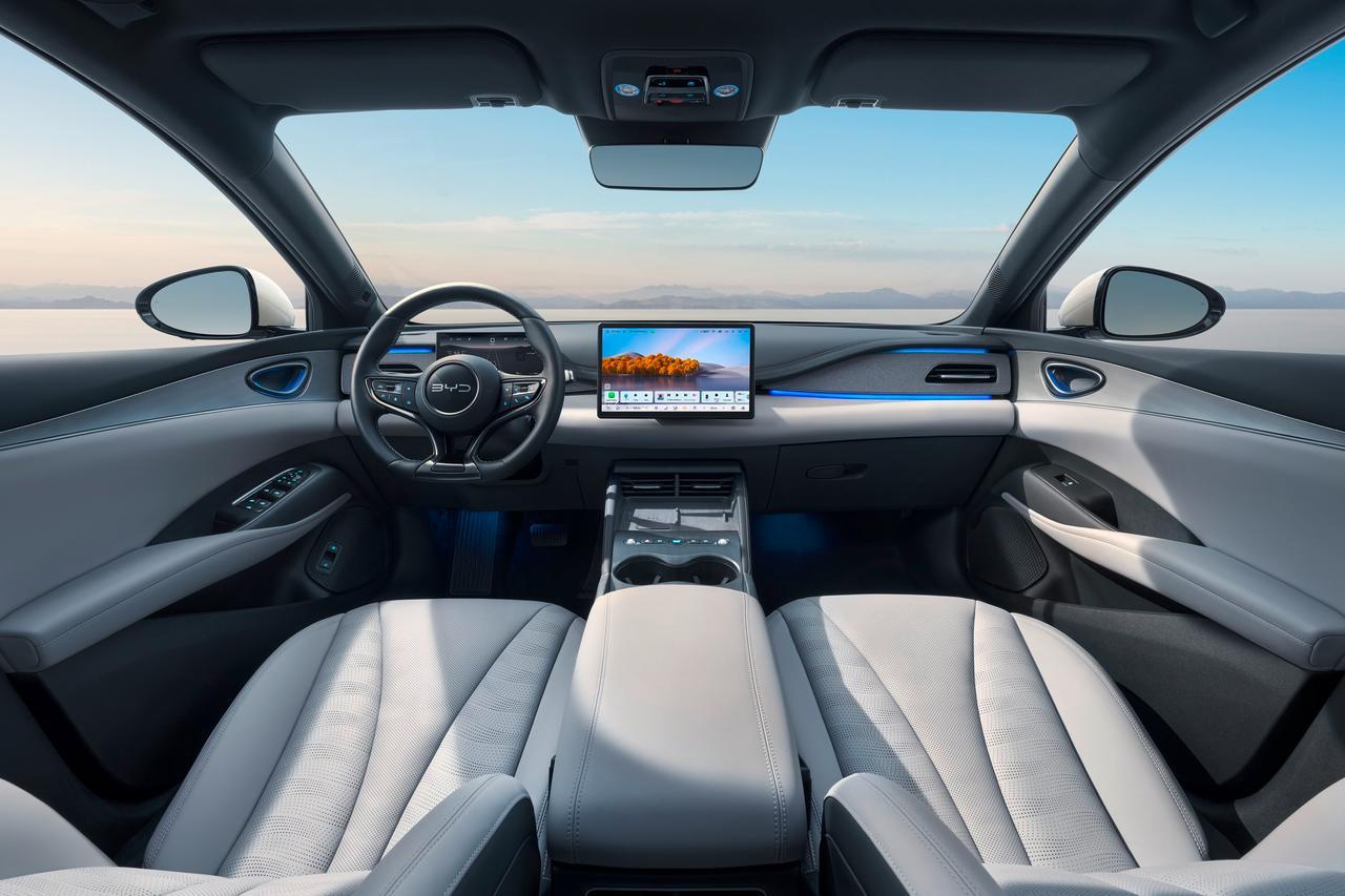 Photo 7 - La présentation intérieure est épurée, et l'instrumentation minimaliste. - BYD Seal 6 ...