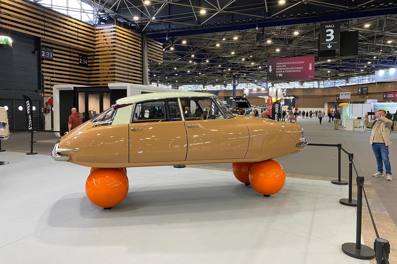 Photo 9 - La DS Ballons réalisée par les élèves du Garac a aussi fait le déplacement jusqu'à ...