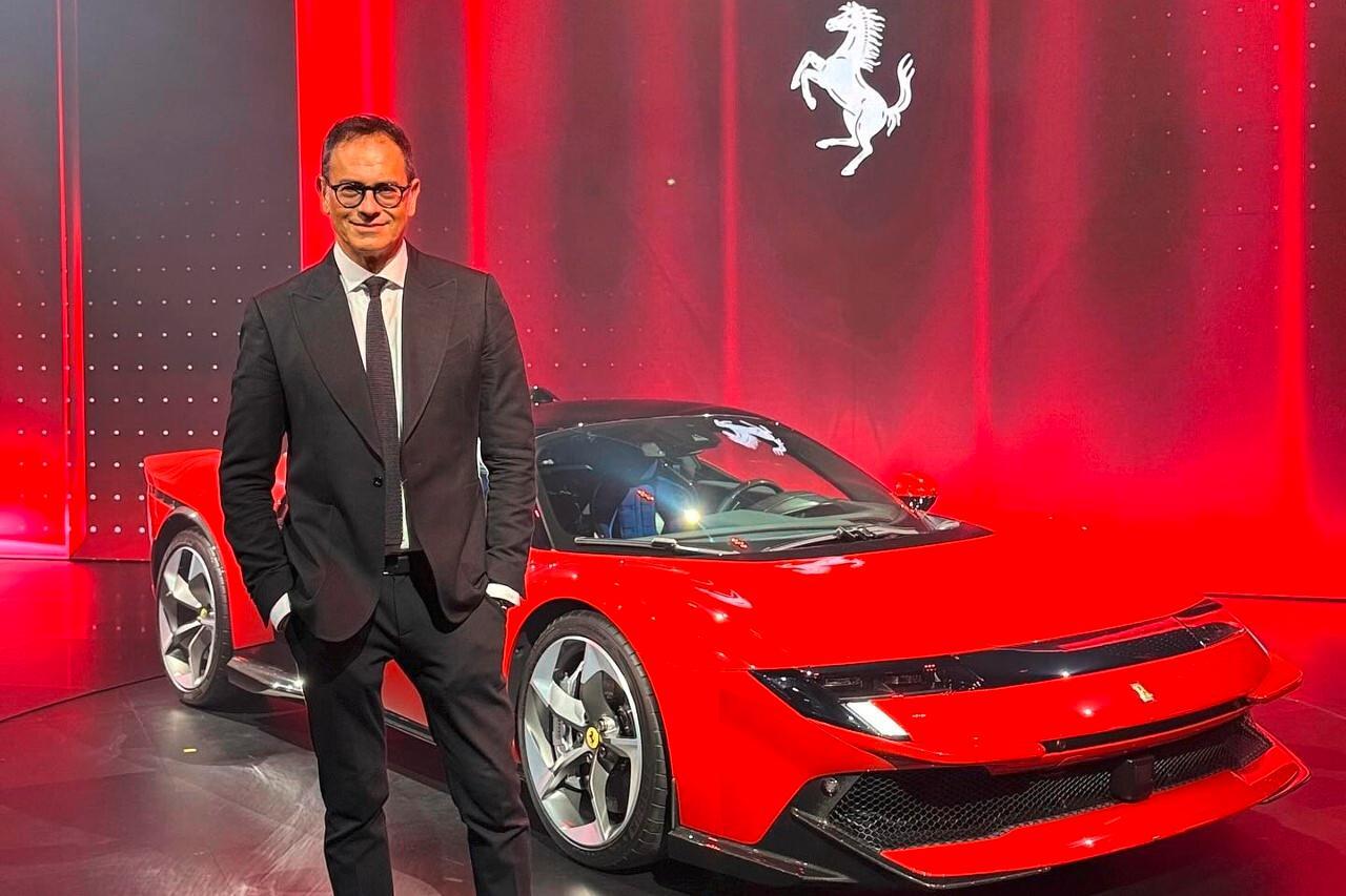Photo 21 - Flavio Manzoni, directeur du design de Ferrari, pose au côté ...