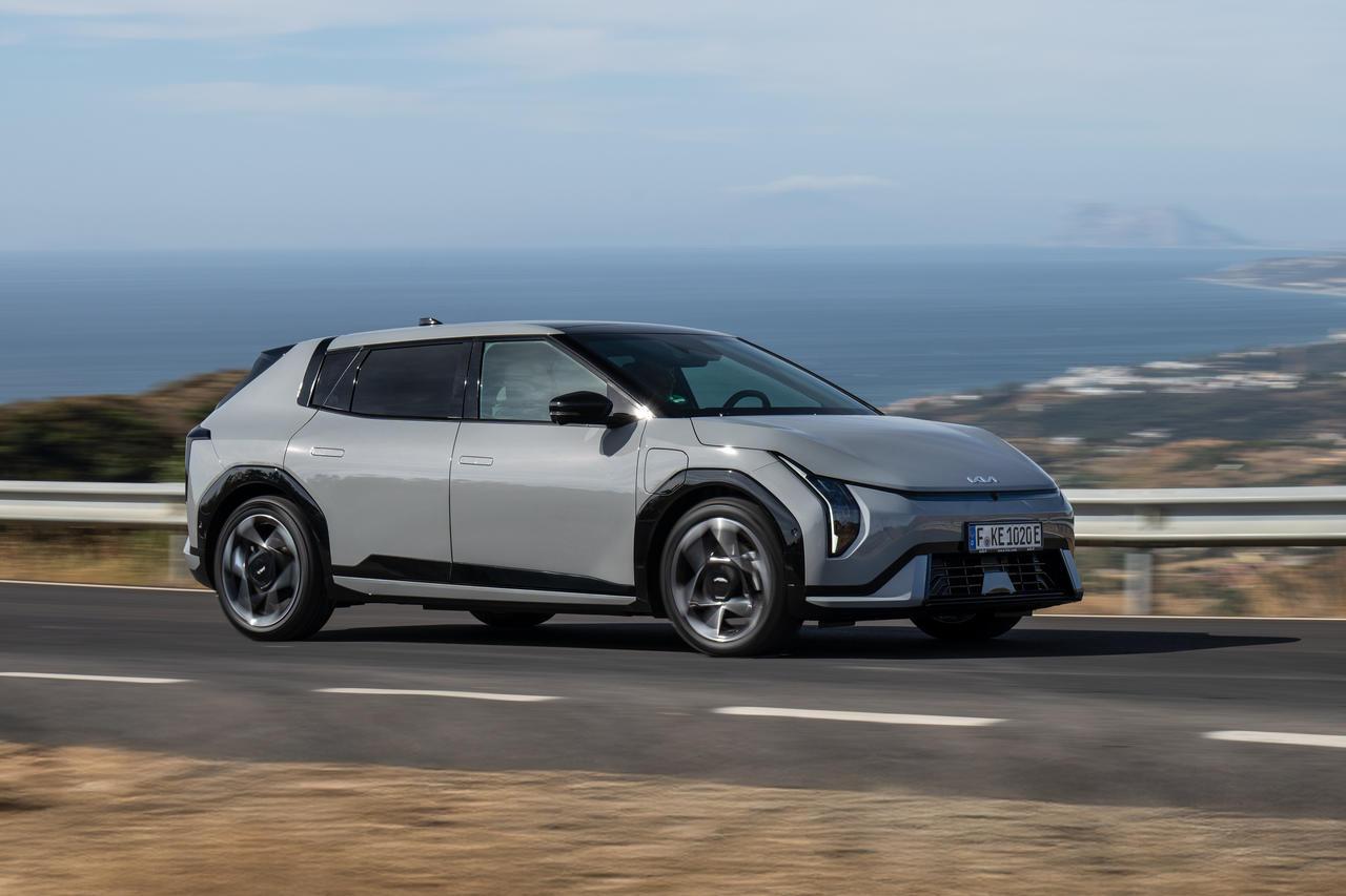 Prix Kia EV4 (2025) : finitions et équipements des berlines compacte et fastback électriques