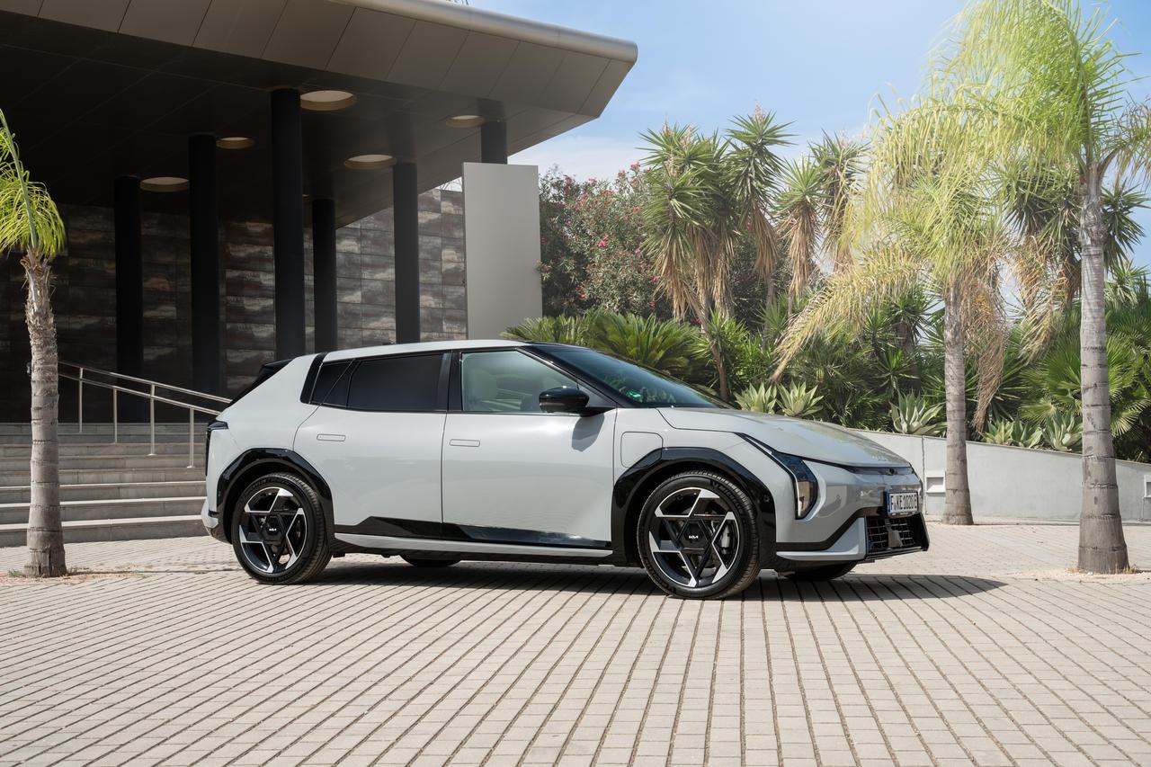 Photo 7 - La Kia EV4 est ici en finition GT-Line. Elle se reconnait par ...