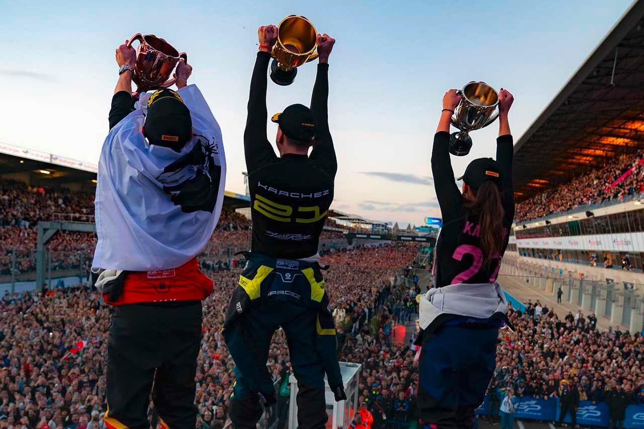 Photo 1 - Les vainqueurs de la course GP Explorer 3 devant un public ...