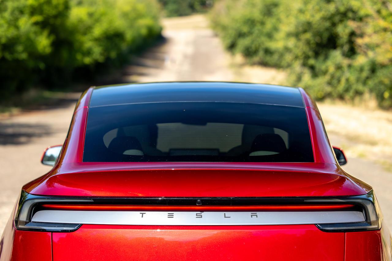 Photo 2 - SUV Tesla Model Y rouge - Marché auto. Les voitures ...
