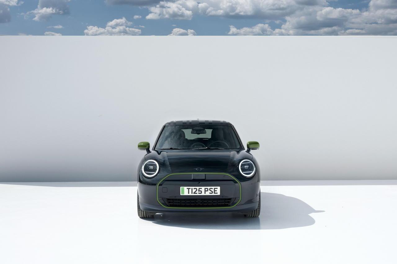 Photo 3 - L'auto est aussi proposée en noir... - Mini Cooper Edition Paul Smith (2025). Une ...