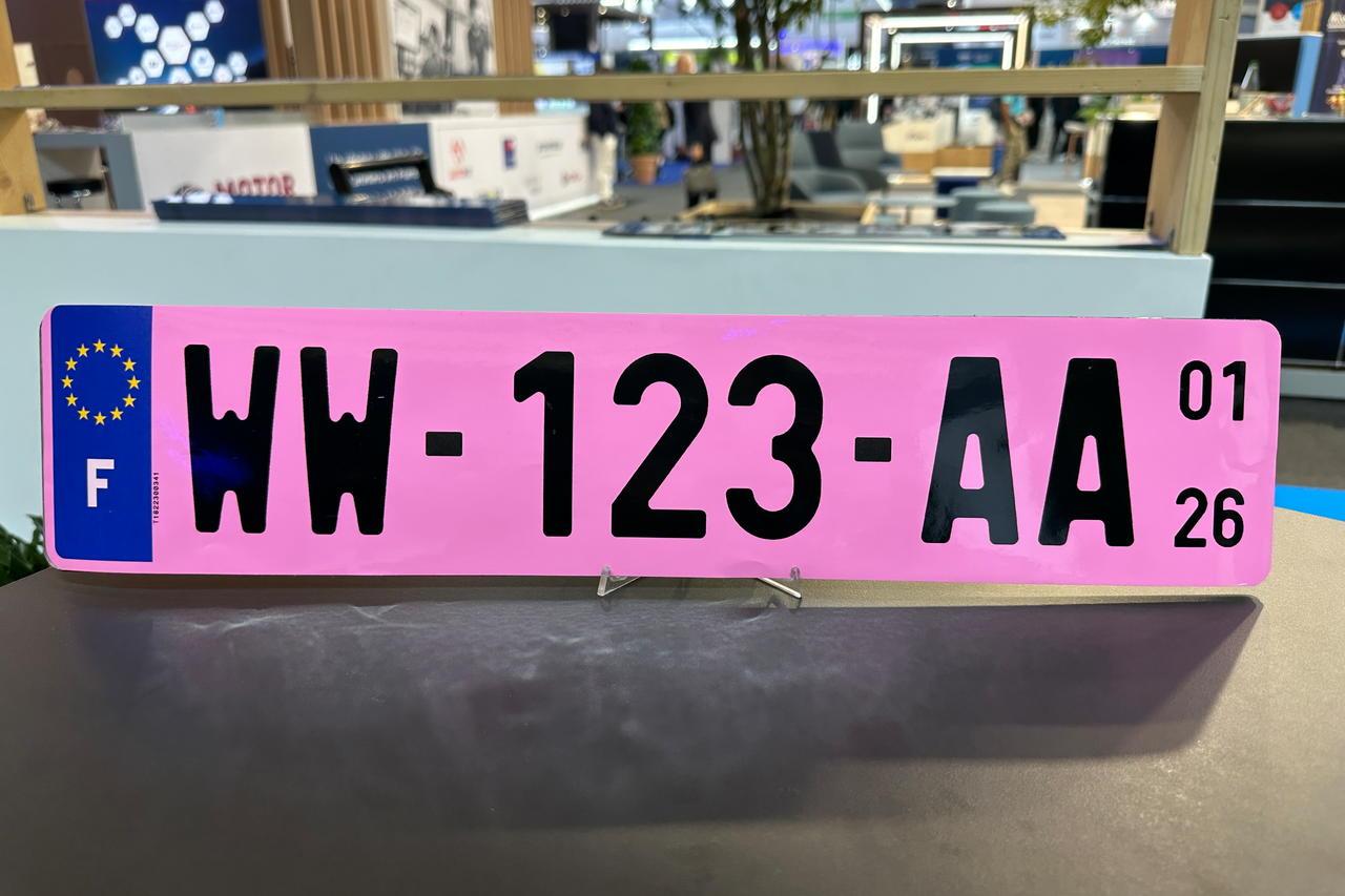Plaques d’immatriculation roses : tout savoir sur les nouvelles plaques provisoires en France ...