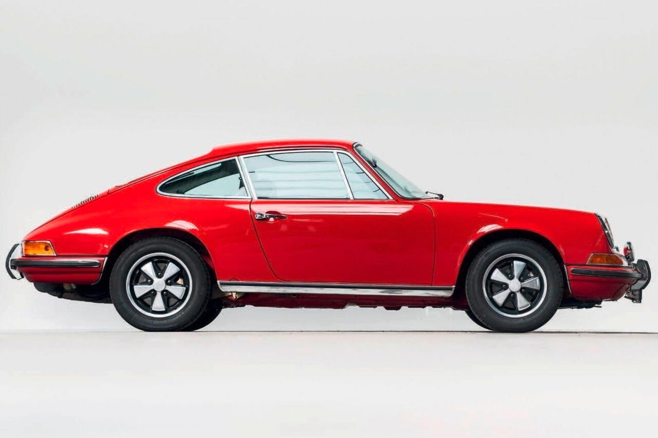 Photo 2 - Construite début 1968, la voiture est dotée de l'empattement ...