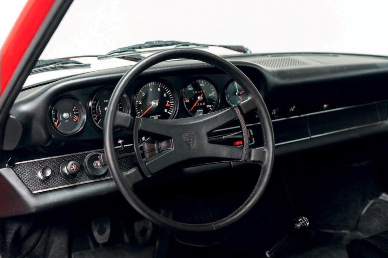 Photo 7 - Le tableau de bord est celui d'une S standard. - Porsche 911 ...