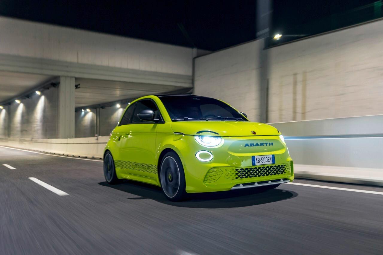 Photo 1 - Abarth voudrait développer une version thermique de sa nouvelle 500, qui est ...