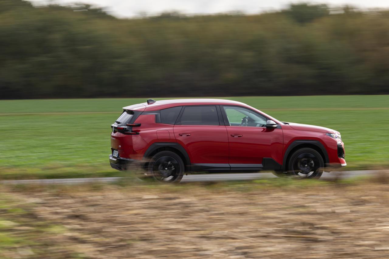 Photo 7 - Citroën C5 Aircross 2025 rouge rubis vue de profil en test ...