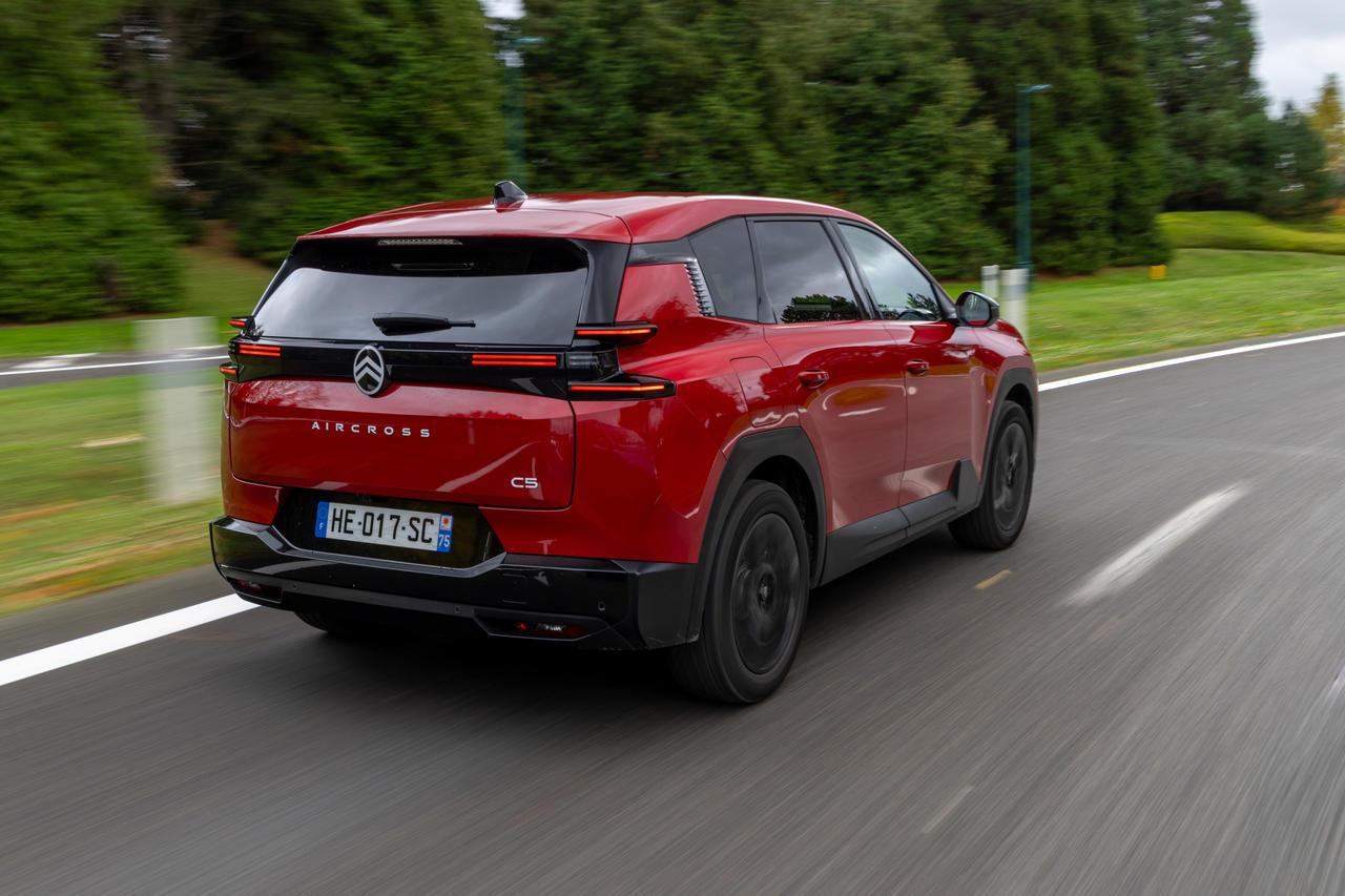 Photo 3 - Citroen C5 Aircross rouge vue arriere sur route - Essai ...