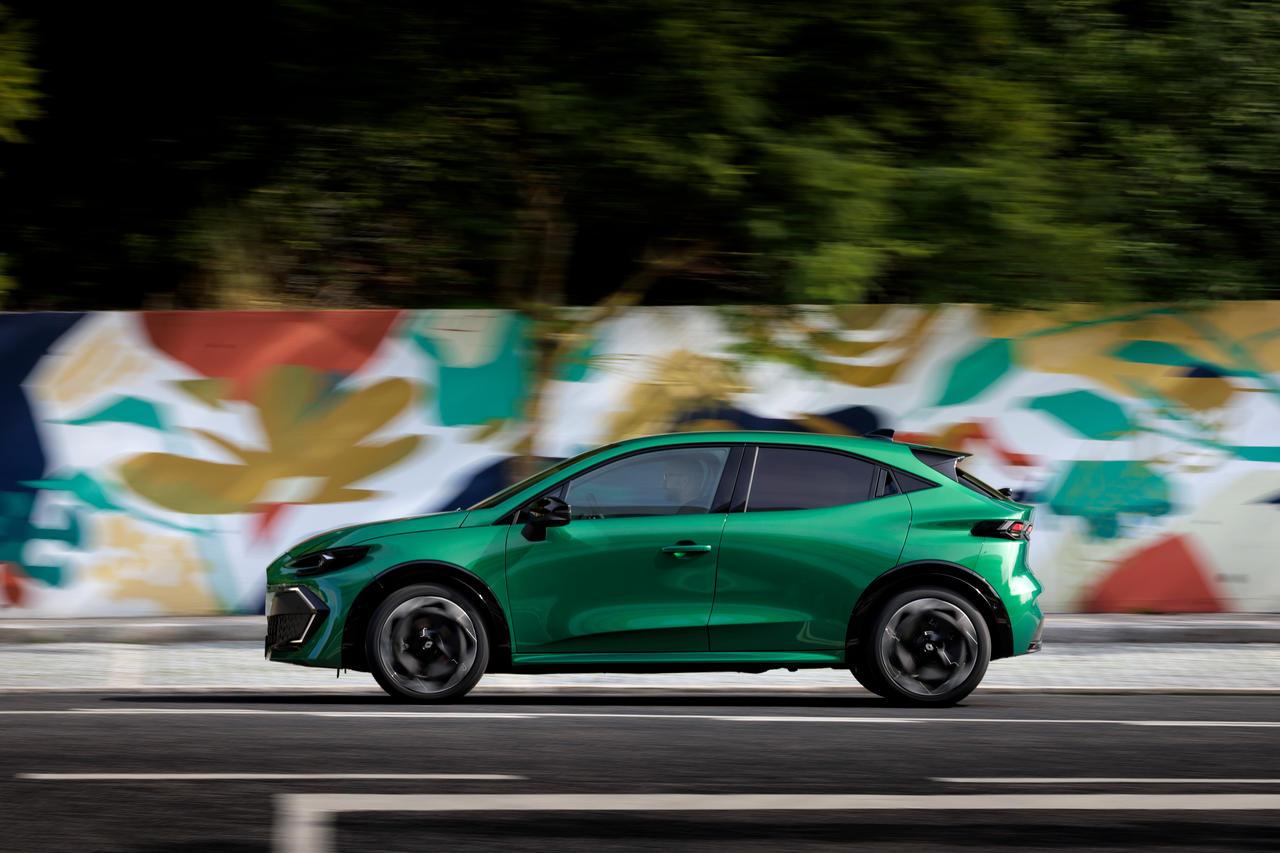 Photo 4 - Renault Clio 6 vert absolu vue de profil en ville - Essai ...