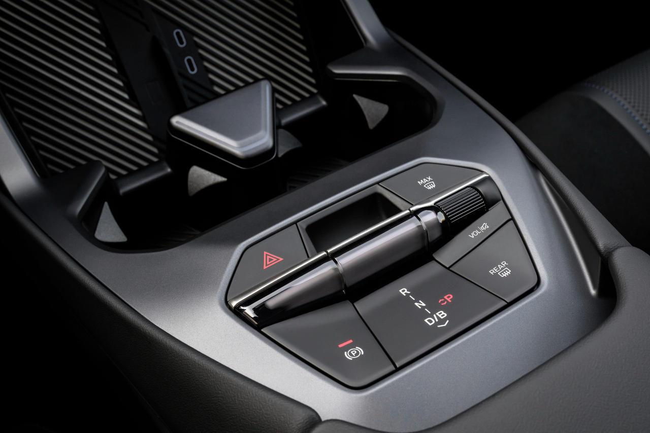 Photo 4 - La transmission et le mode One Pedal se pilotent via cette ...