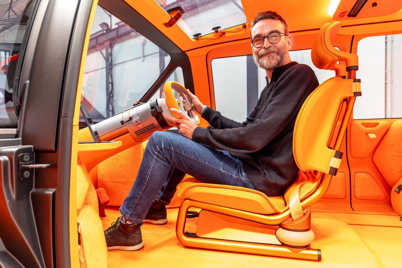 Photo 14 - Le conducteur profite d'un siège confortable et d'une excellente visibilité ...