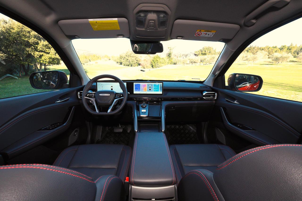 Photo 12 - Bien présentée, la planche de bord est flatteuse et tranche ...