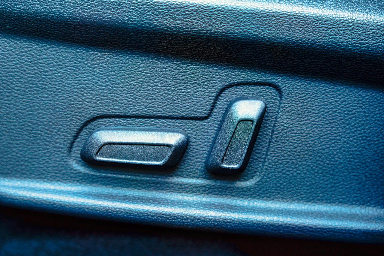 Photo 18 - De série, les sièges avant sont à réglages électriques et ...