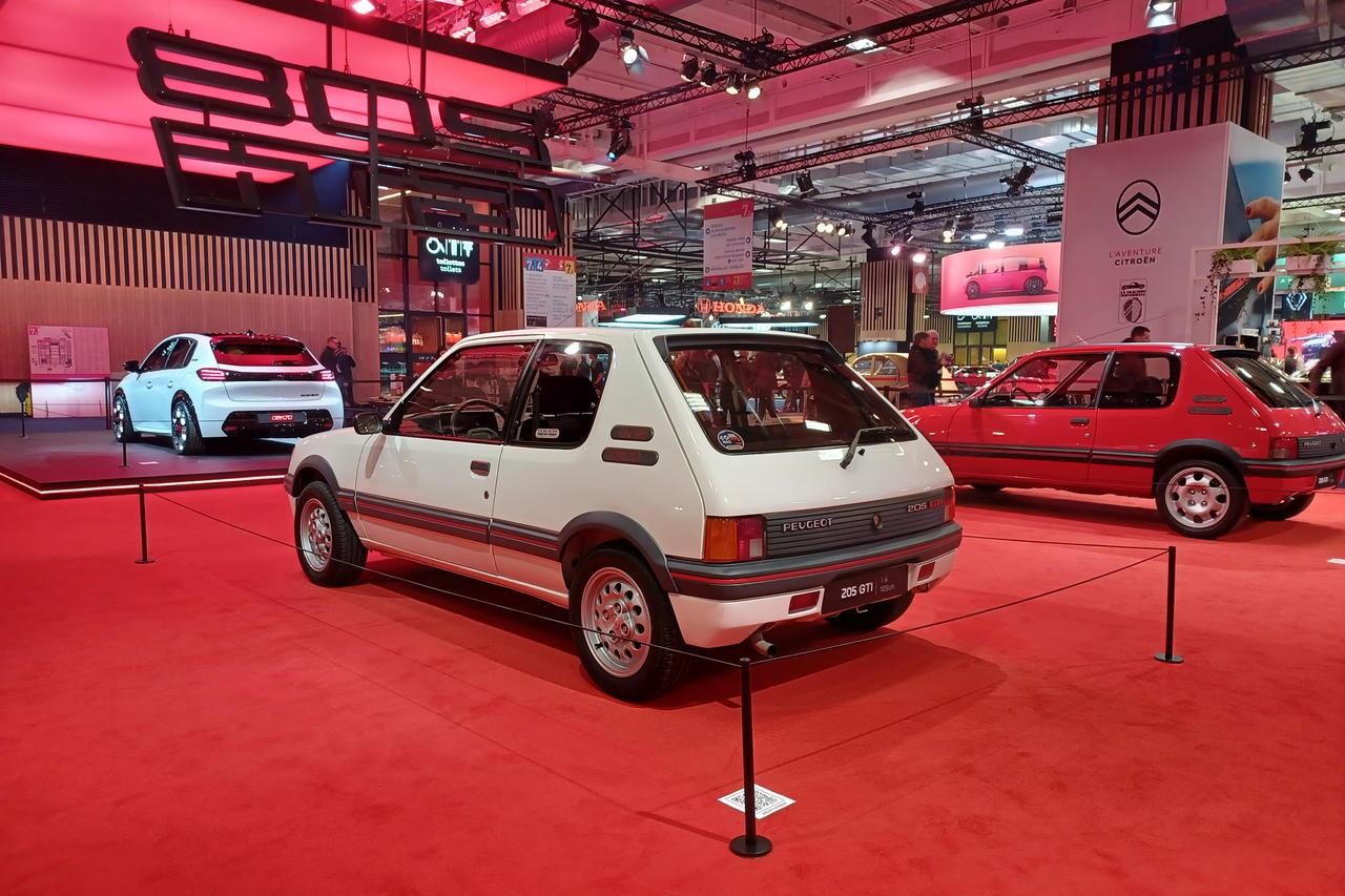 Photo 4 - Un exemplaire blanc de la première mouture est exposé ...