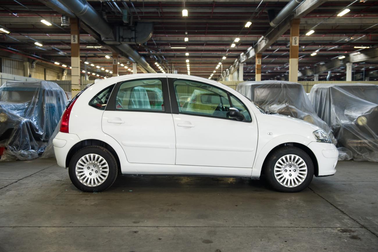 Photo 64 - Citroën C3 Absolue (2005) vue de profil blanche - Offrez ...