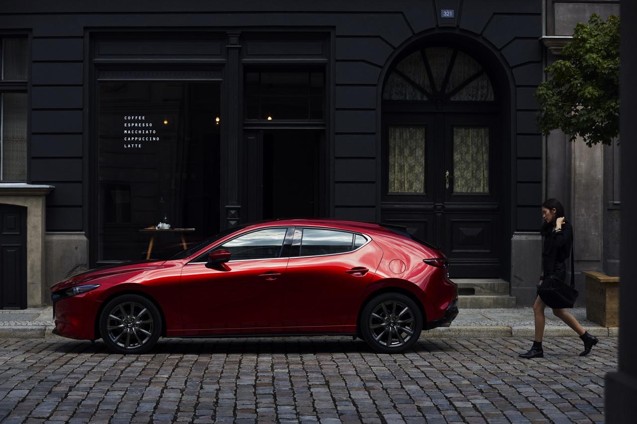 Photo 14 - nouvelle Mazda3 2019 rouge profil - Mazda 3 (2019) : L'argus ...