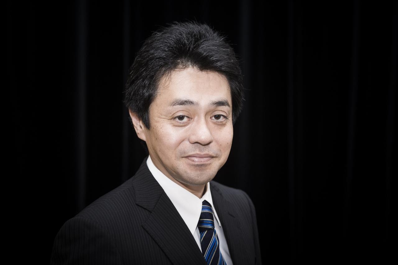 Photo 91 - Voiture autonome et robot humanoïde avancent sur la même route