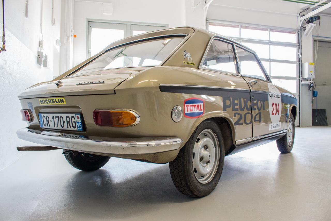 Photo 3 - Peugeot 204 coupé dans l'atelier vue arrière droite - La ...